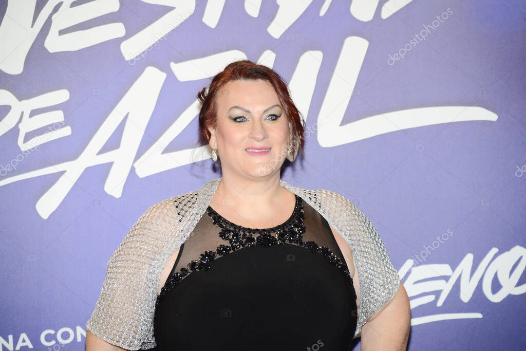 Rossa Ceballos posando durante el estreno de la serie de televisión ...