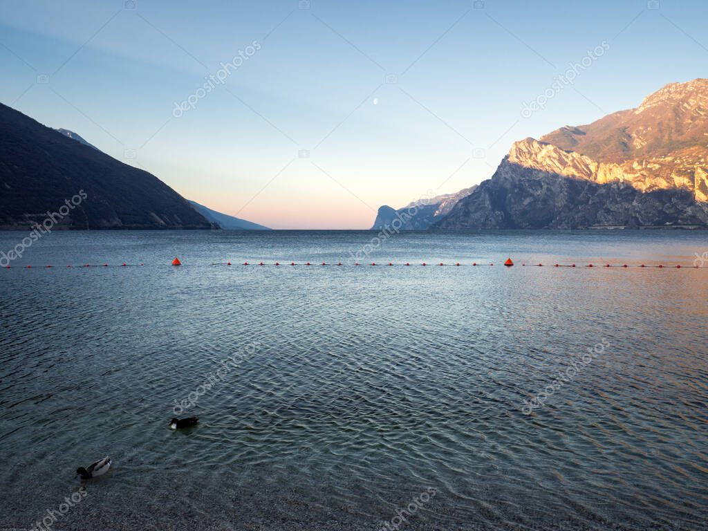 Mañana en Torbole, en el lago de Garda. Salida del sol sobre el lago de ...