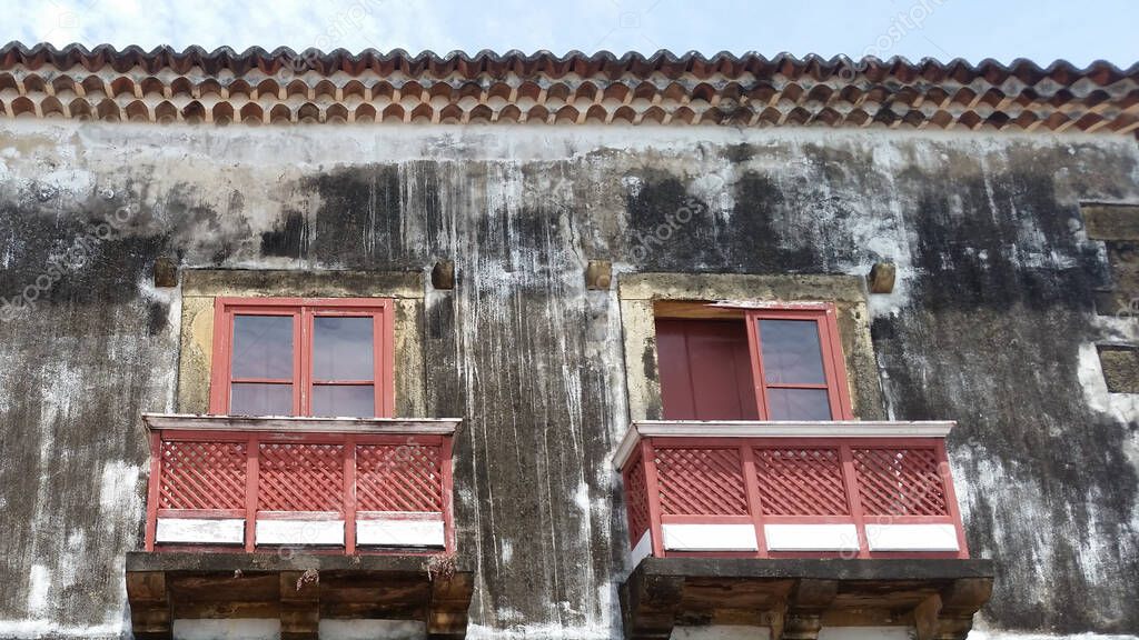 CASA HISTÓRICA CON DOS PISO Y VENTAJAS DE BALCONO, CON MARCAS DE ...