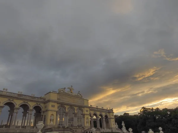 Puesta de sol. Glorietta: Pabell n-columnata clasicista en la cima de ...