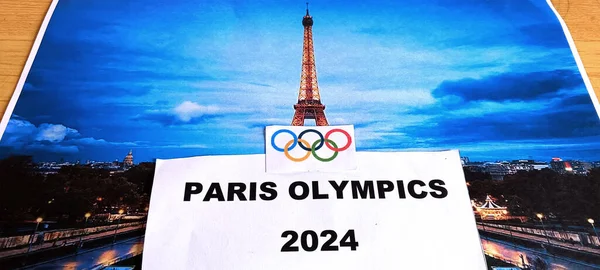 Logotipo de los Juegos Ol mpicos de Par s 2024 exhibido en papel frontal y papel impreso de la ...