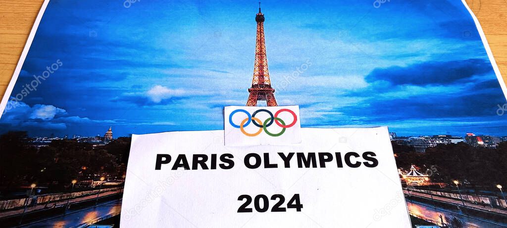 Logotipo de los Juegos Ol mpicos de Par s 2024 exhibido en papel frontal y papel impreso de la ...