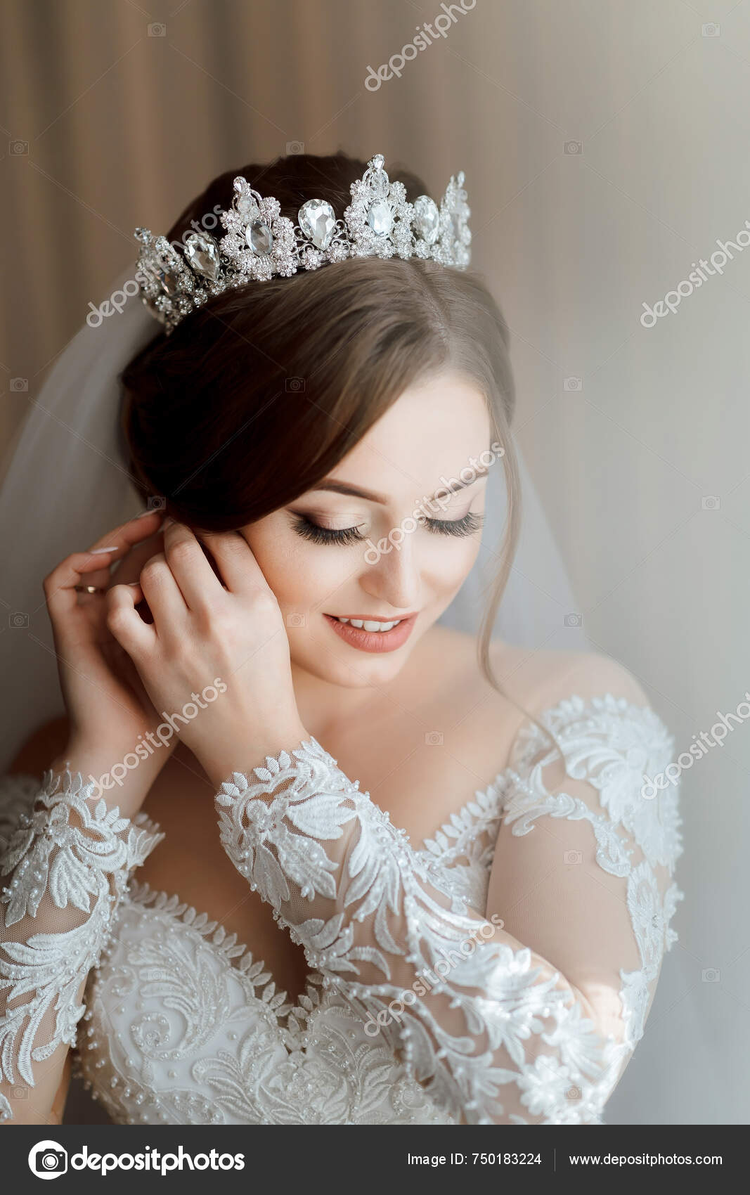 Una Mujer Lleva Una Tiara Mira Cámara Ella Está Usando — Foto de stock ...