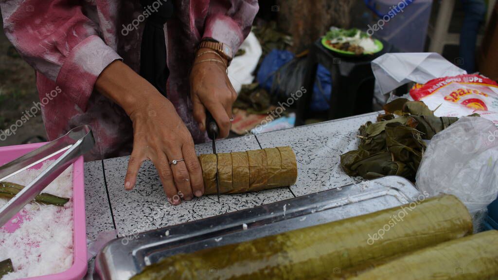 Alimento tradicional de Iftar: arroz glutinoso Lamang Tapai con leche de coco y envoltura de ...