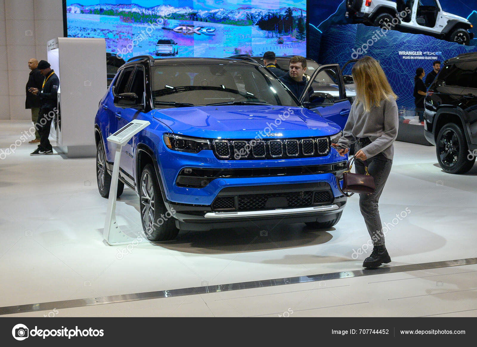 Toronto Canadá Febrero 2024 Jeep Presenta Centro Convenciones Metro ...