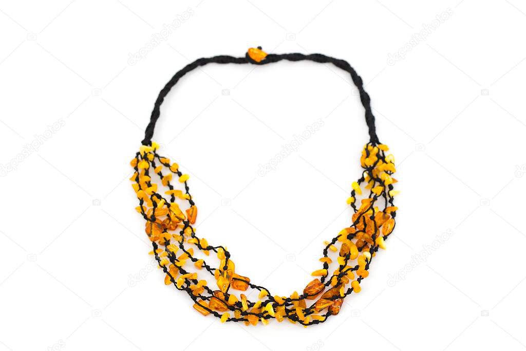 Un collar de ámbar pulido elegantemente roscado en un cordón negro. Los ...