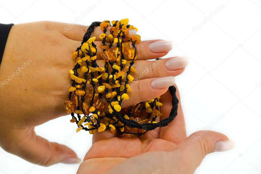 La imagen presenta un collar de ámbar pulido en un cordón negro ...