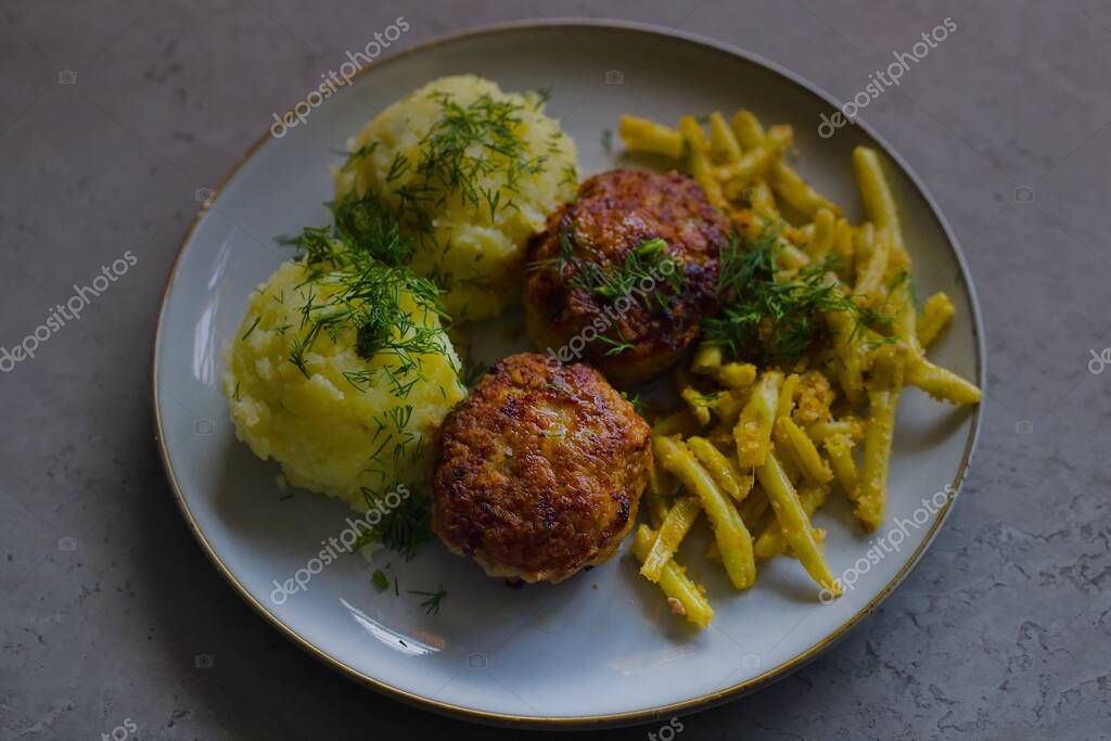 Cocina polaca clásica: hamburguesas de carne de cerdo picada, puré de ...