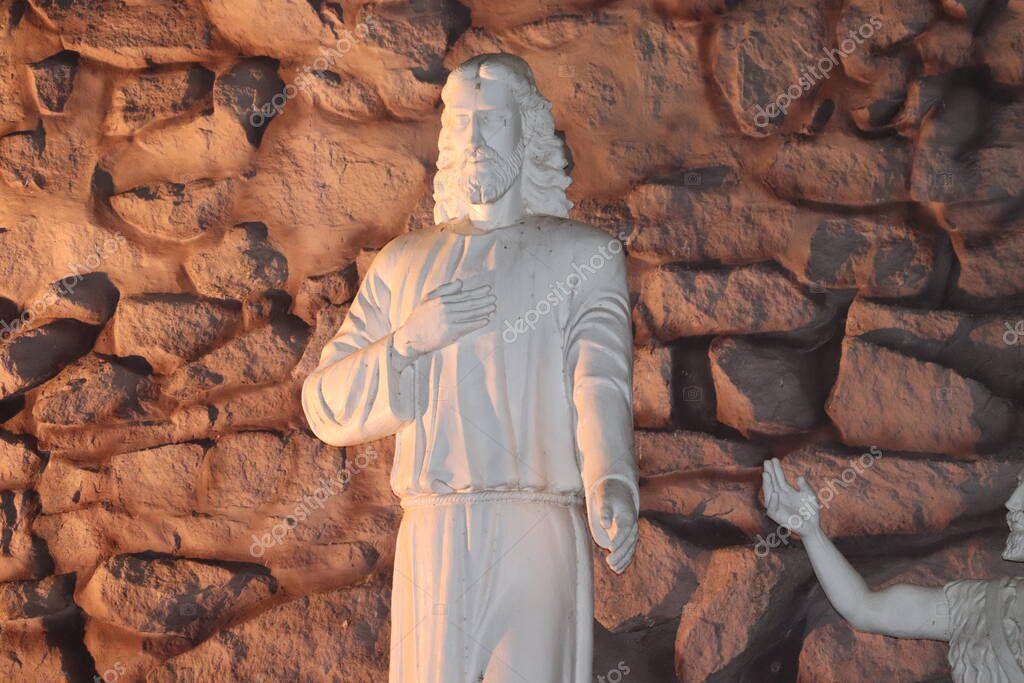 Estatua del Señor Jesús de pie con un fondo de rocas fijadas en la ...