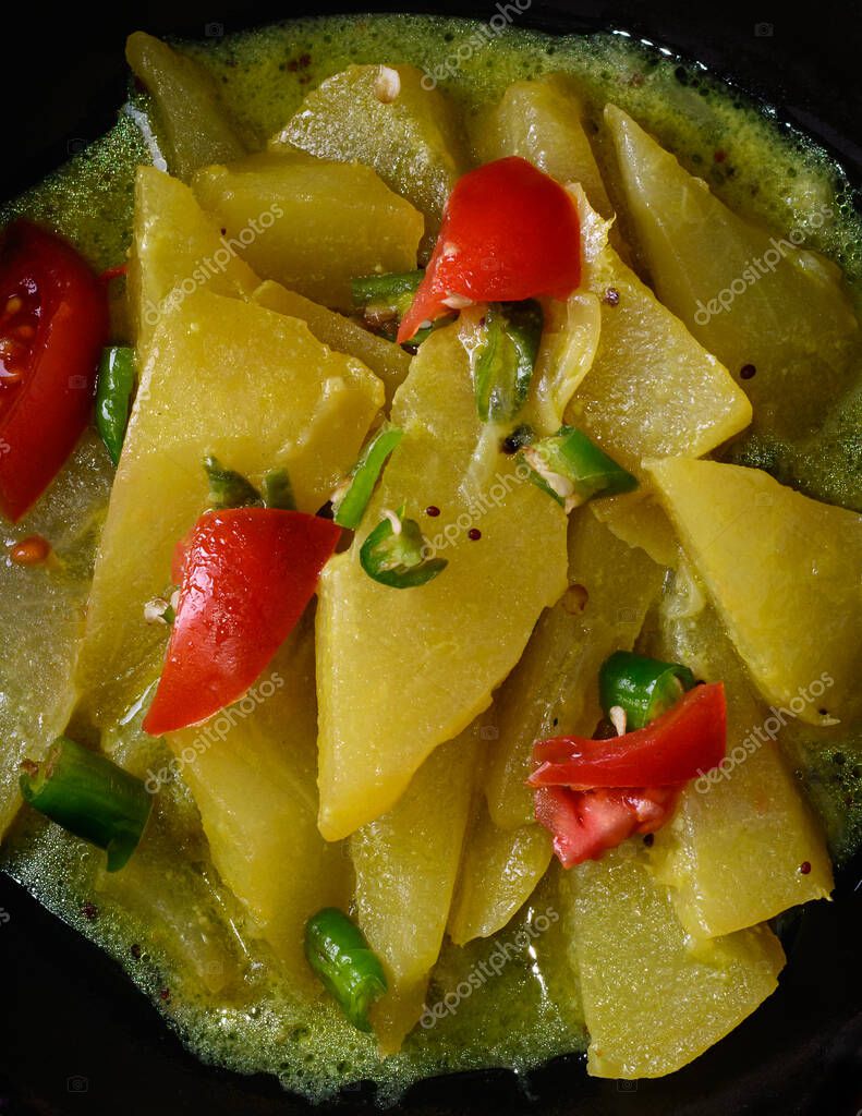 chayote cocido o plato de chow chow con tomates y chiles verdes en una ...