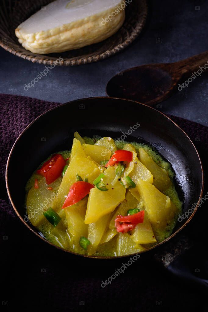 chayote cocido o plato de chow chow con tomates y chiles verdes en una ...