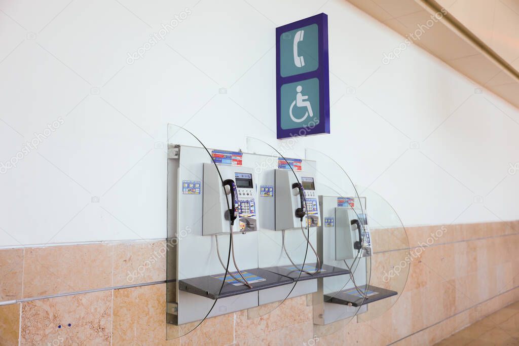 teléfono público de la vieja escuela con una línea colgante puede ...