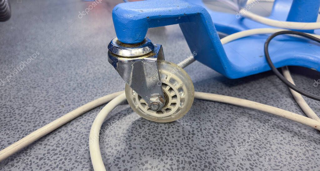 ruedas del carro simbolizan el movimiento, el transporte y el progreso ...