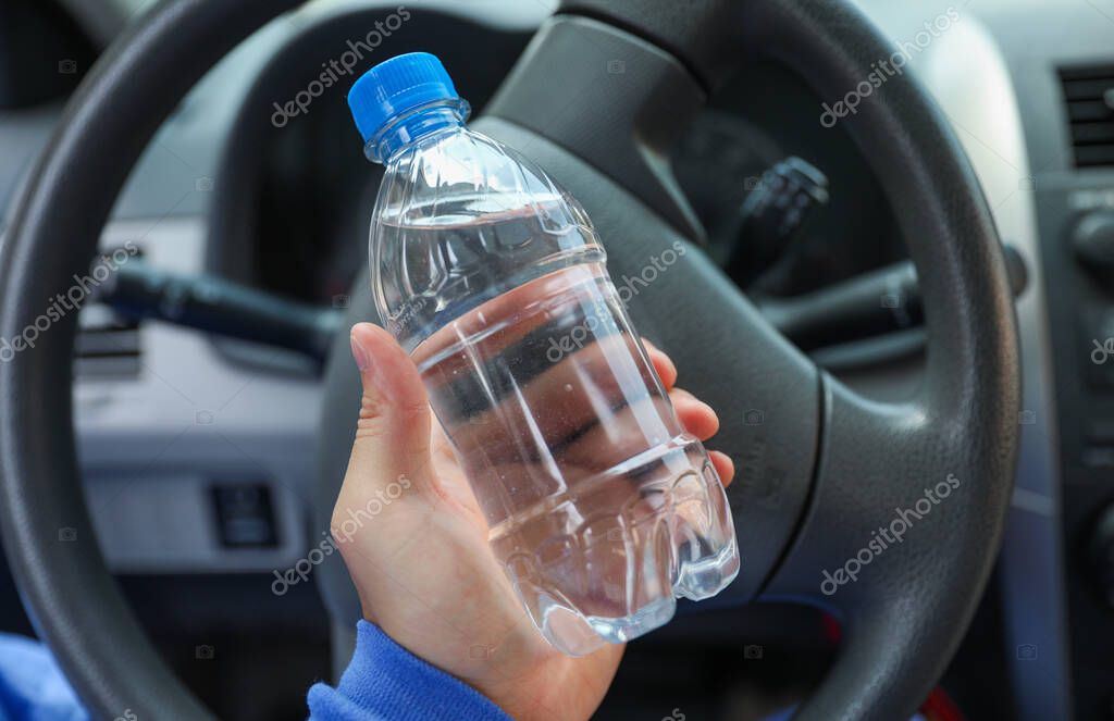 La botella de agua plástica no etiquetada en buen tiempo simboliza la ...