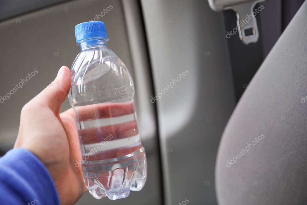 La botella de agua plástica no etiquetada en buen tiempo simboliza la ...