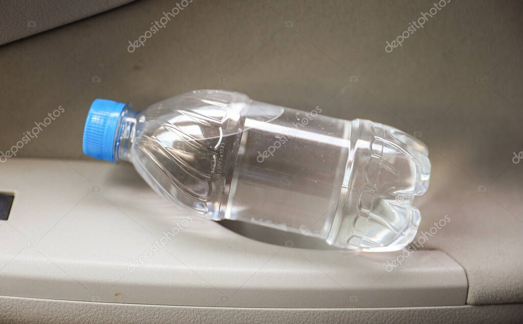 La botella de agua plástica no etiquetada en buen tiempo simboliza la ...