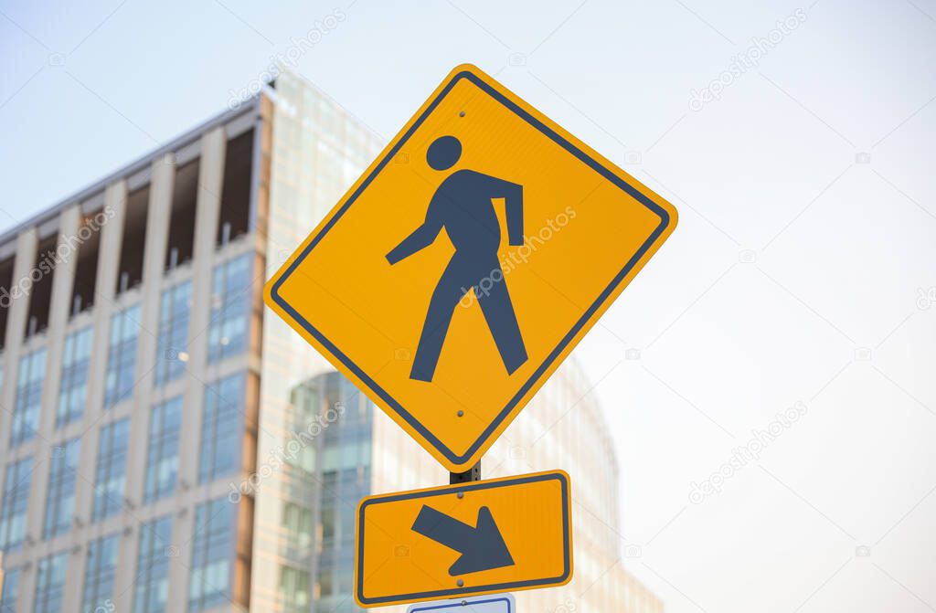 Navegando el viaje de la vida con el letrero peatonal. Un símbolo de ...