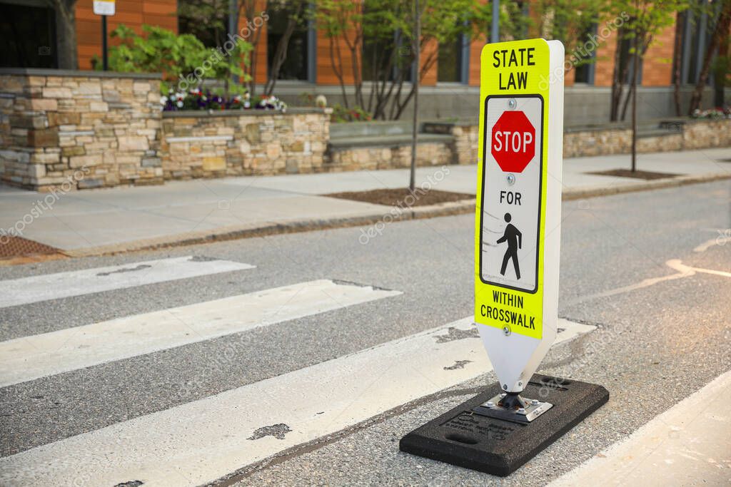 Navegando el viaje de la vida con el letrero peatonal. Un símbolo de ...
