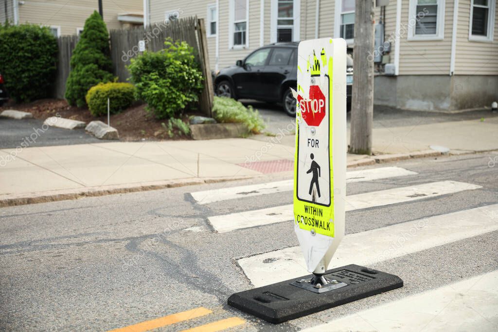 Navegando el viaje de la vida con el letrero peatonal. Un símbolo de ...