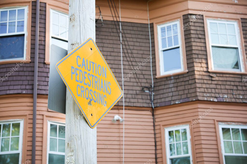 Navegando el viaje de la vida con el letrero peatonal. Un símbolo de ...