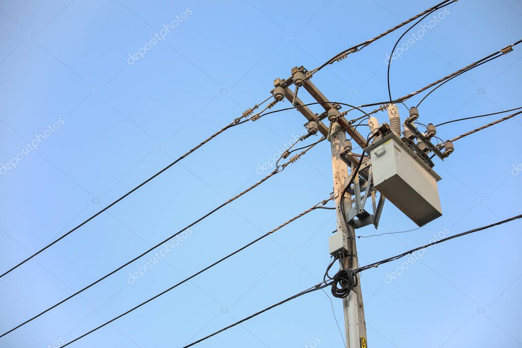 líneas eléctricas y líneas de telecomunicaciones simbolizan la ...