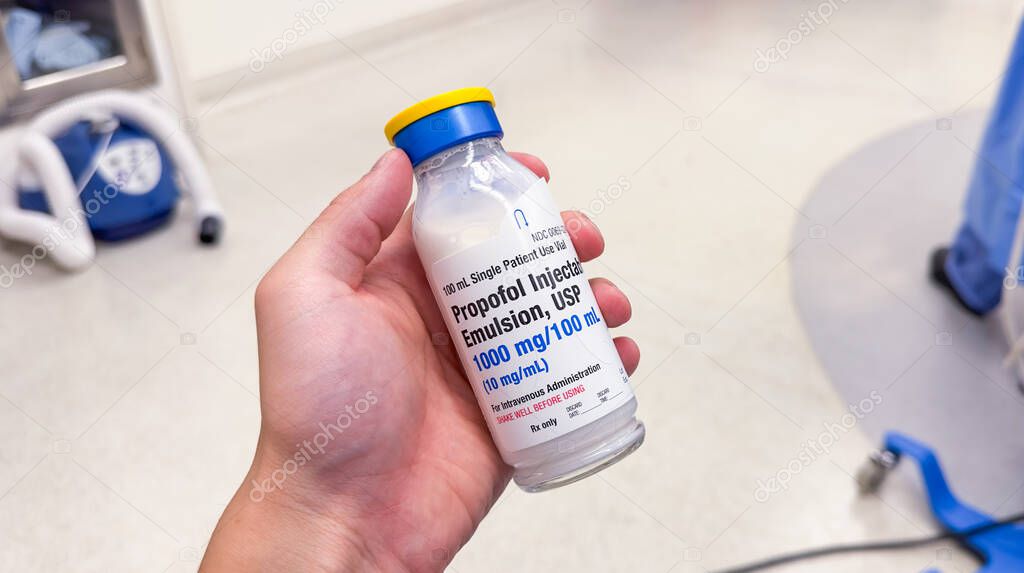 Providence, RI, EE. UU., 19 de junio de 2023, la botella de propofol se ...