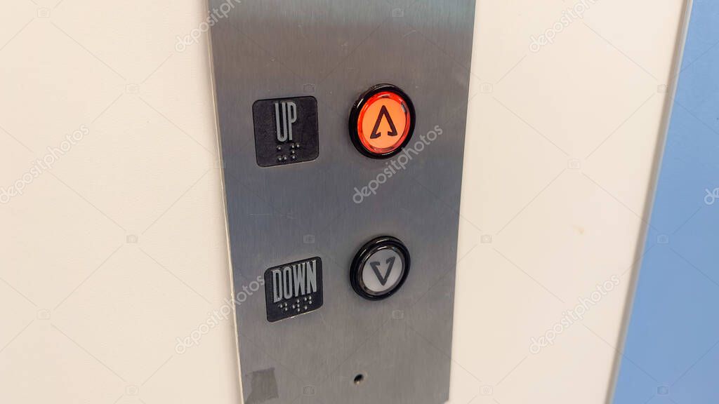 botones y letreros de ascensor, que representan comodidad, movilidad ...