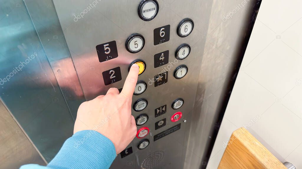 botones y letreros de ascensor, que representan comodidad, movilidad ...