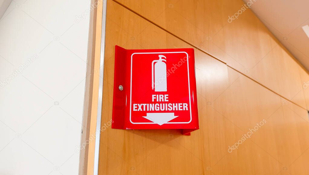 Extintor de incendios y señal, representando seguridad y preparación ...
