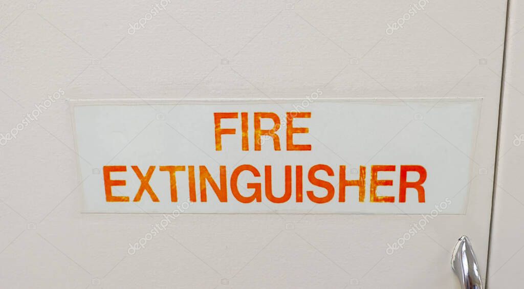 Extintor de incendios y señal, representando seguridad y preparación ...