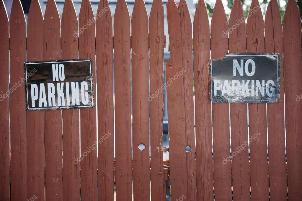 No hay señales de aparcamiento se encuentra alto en una bulliciosa ...