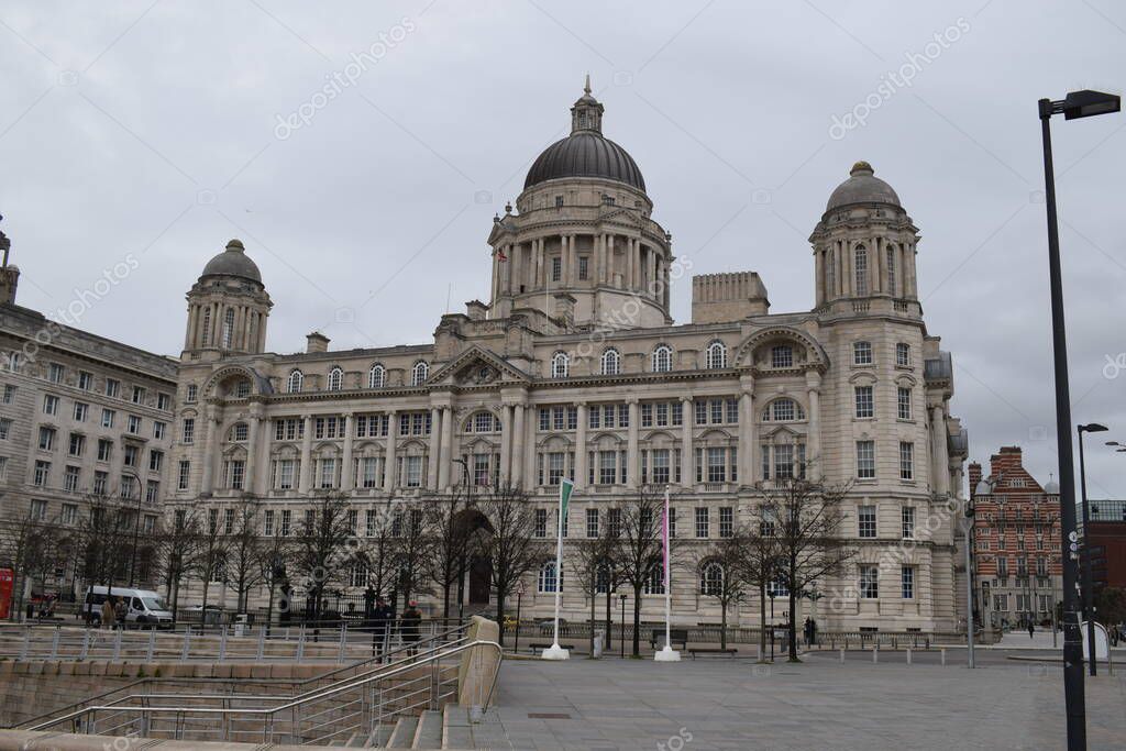 Liverpool, Merseyside, Reino Unido - 12 de marzo de 2023: El emblemático edificio del Puerto de ...