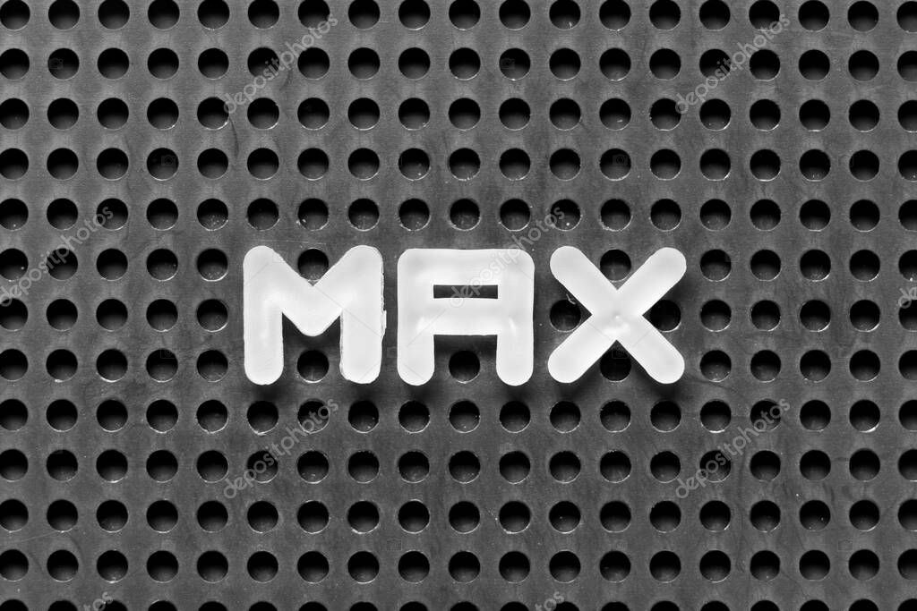 Letra del alfabeto blanco en la palabra max sobre fondo negro pegboard 2022