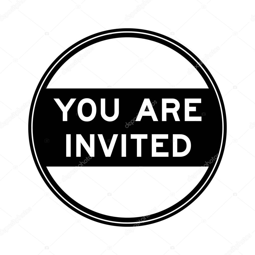 Etiqueta engomada de sello redondo de color negro en la palabra que ...