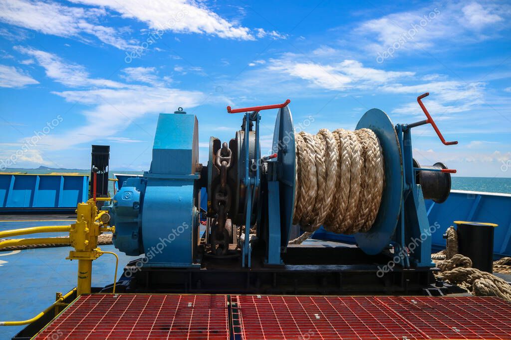 Torno de amarre en una parte delantera de un ferry con cuerda y cadena en tambor. Equipo de ...