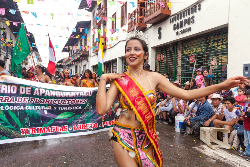 La tradicional fiesta del carnaval de Cajamarca, un desfile de músicos y bailarines con trajes ...
