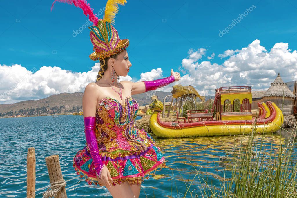 Hermosa bailarina vestida con el traje típico del festival Candelaria ...