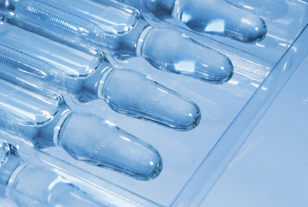 Ampollas para preparaciones inyectables en la caja de plástico ...