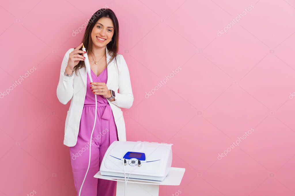 Mujer esteticista, m dico est tico, profesional de la belleza, con dispositivo de chorro de ...