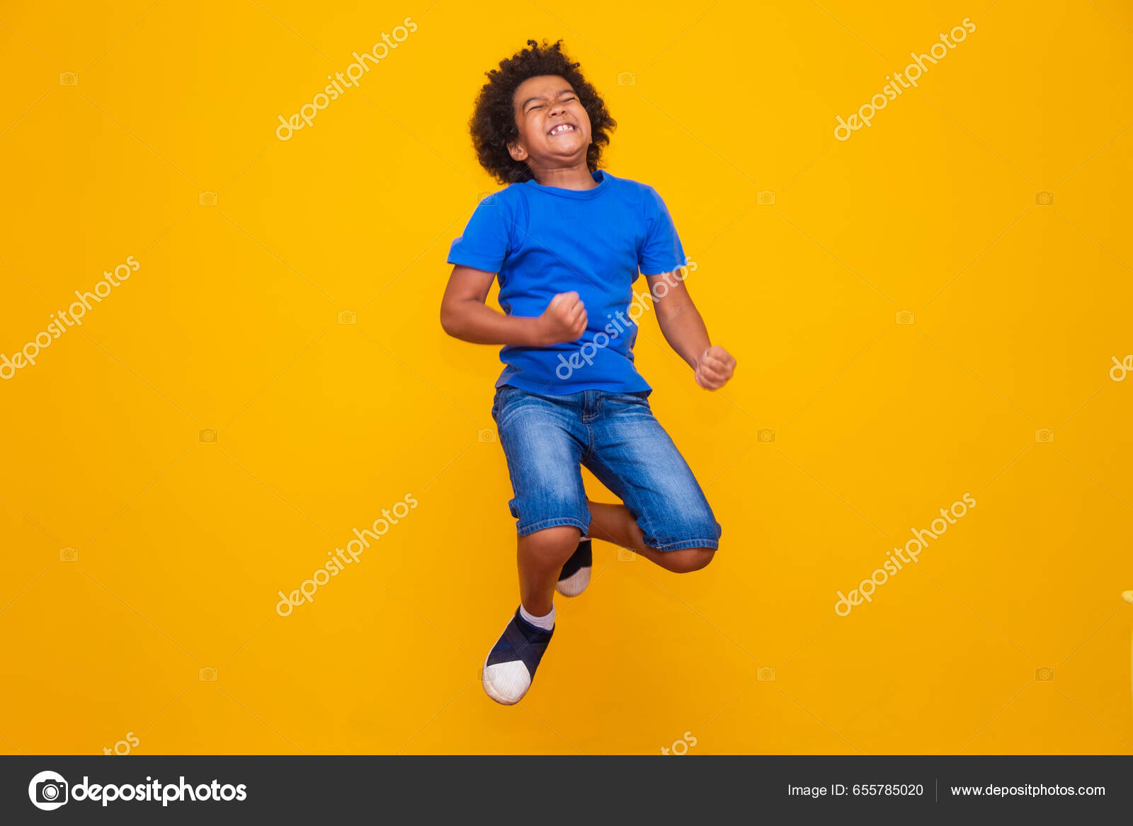 Pequeño Afro Chico Saltando Sobre Amarillo Fondo — Foto de stock ...