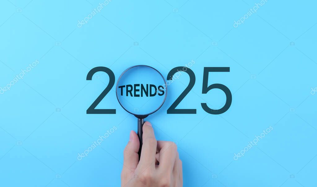 Tendencias empresariales Concepto 2025. Una mano sostiene una lupa ... Tendencias empresariales Concepto 2025. Una mano sostiene una lupa ...