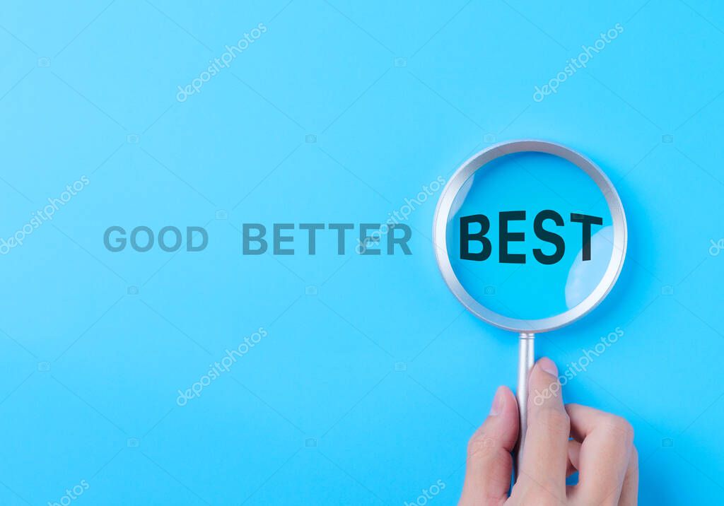 Good Better Best Concept. Una lupa resalta la palabra "Mejor" en una ...