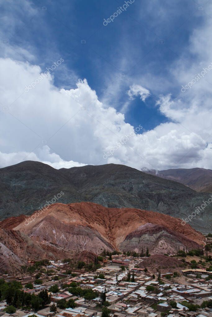 Hermosa vista del pueblo de Purmamarca al pie del popular Seven Color ...