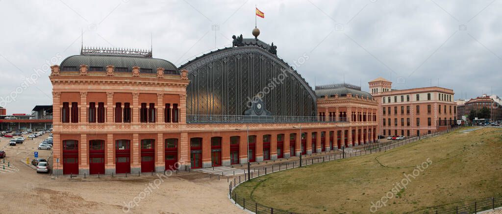 Arquitectura y diseño. Fachada del edificio de la estación de tren de Atocha vacía en Madrid ...