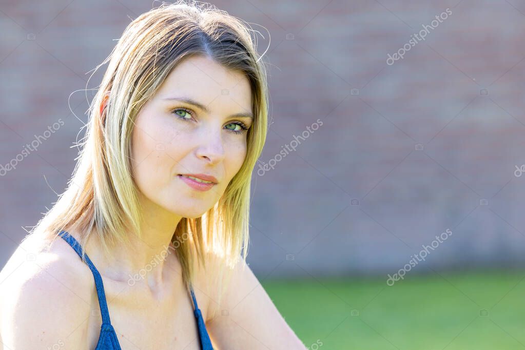 Una atractiva y perfectamente formada joven mujer milenaria en ropa ...