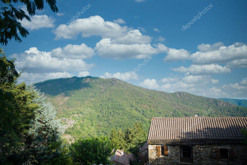 Esta encantadora imagen muestra un pintoresco puente de piedra que ...