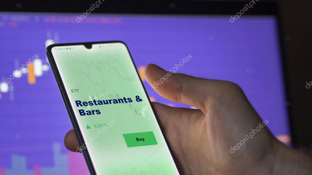 Un inversor analizando los restaurantes y bares etf fondo en una ...