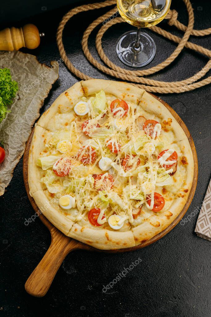 Pizza de ensalada César con tomates cherry, huevos de codorniz, lechuga ...