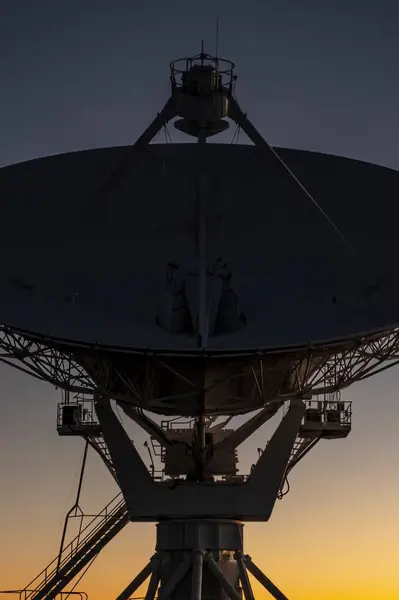 4K Ultra HD imagen de antena de plato de satélite único contra el cielo ...