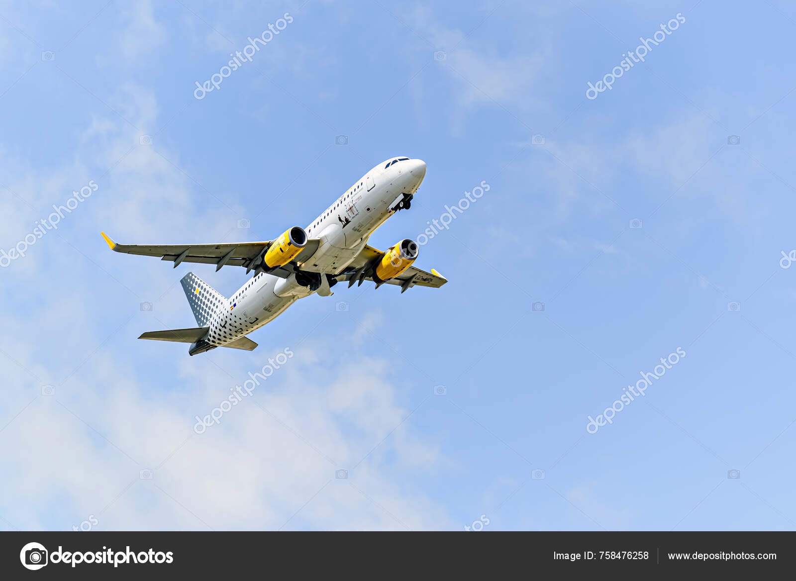 Barcelona Spain May 2024 Airbus A320 Plane Vueling Airline Taking ...
